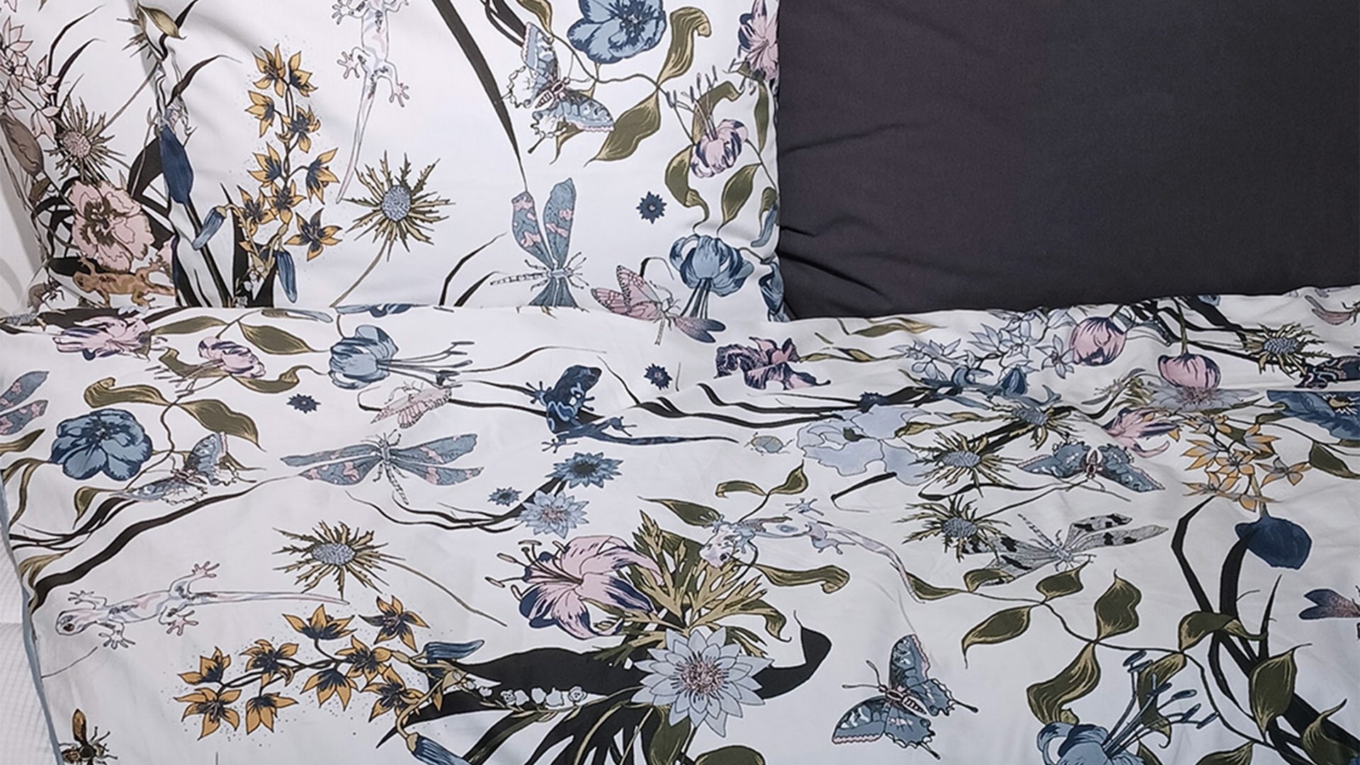 UDGÅET - Quilts of Denmark Living Garden sengetøj 140x200/60x63 cm blå